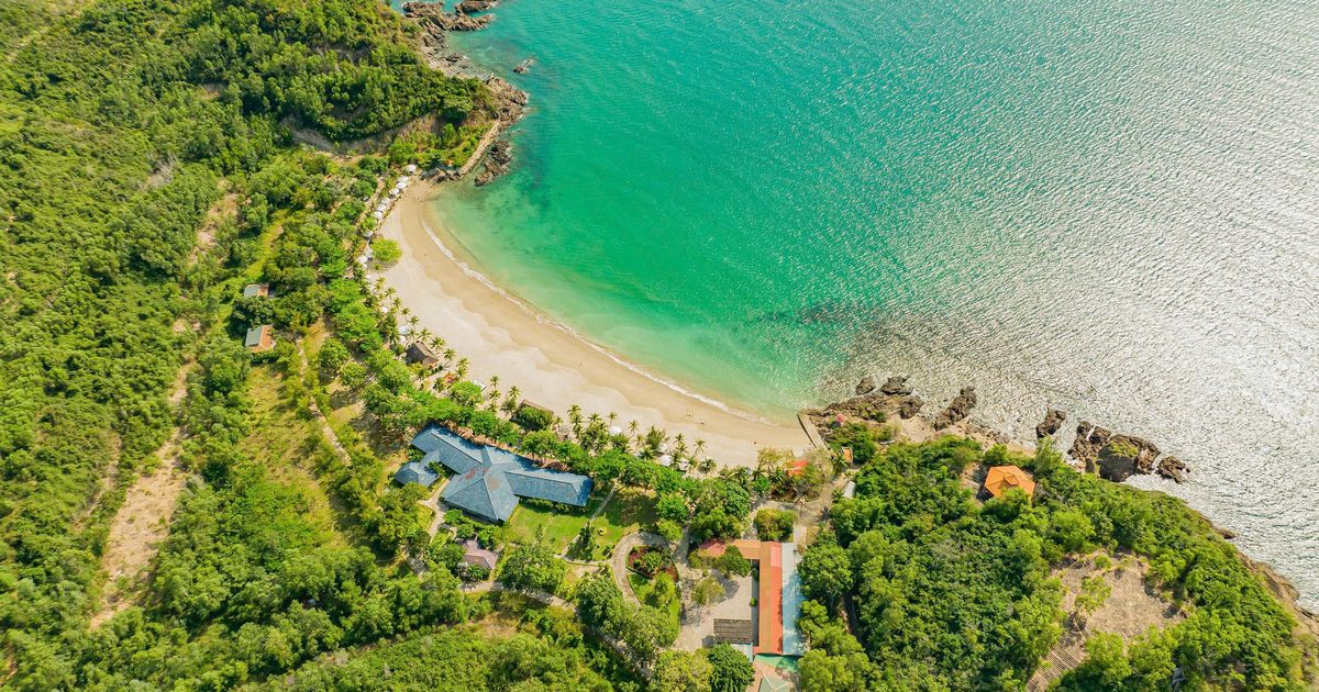 Diamond Bay Condotel Resort đổi thương hiệu thành CostaBella Resort Nha ...
